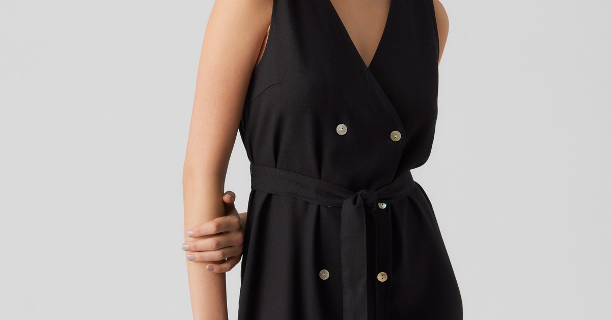Robe longue Regular Fit Col en V Tall avec une remise de 40% | Vero Moda®